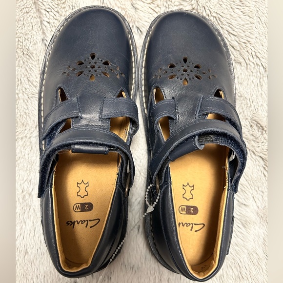 Clarks | Shoes | Nwt Clarks Girls Navy Star Beam Flats Size 2w Leather ...